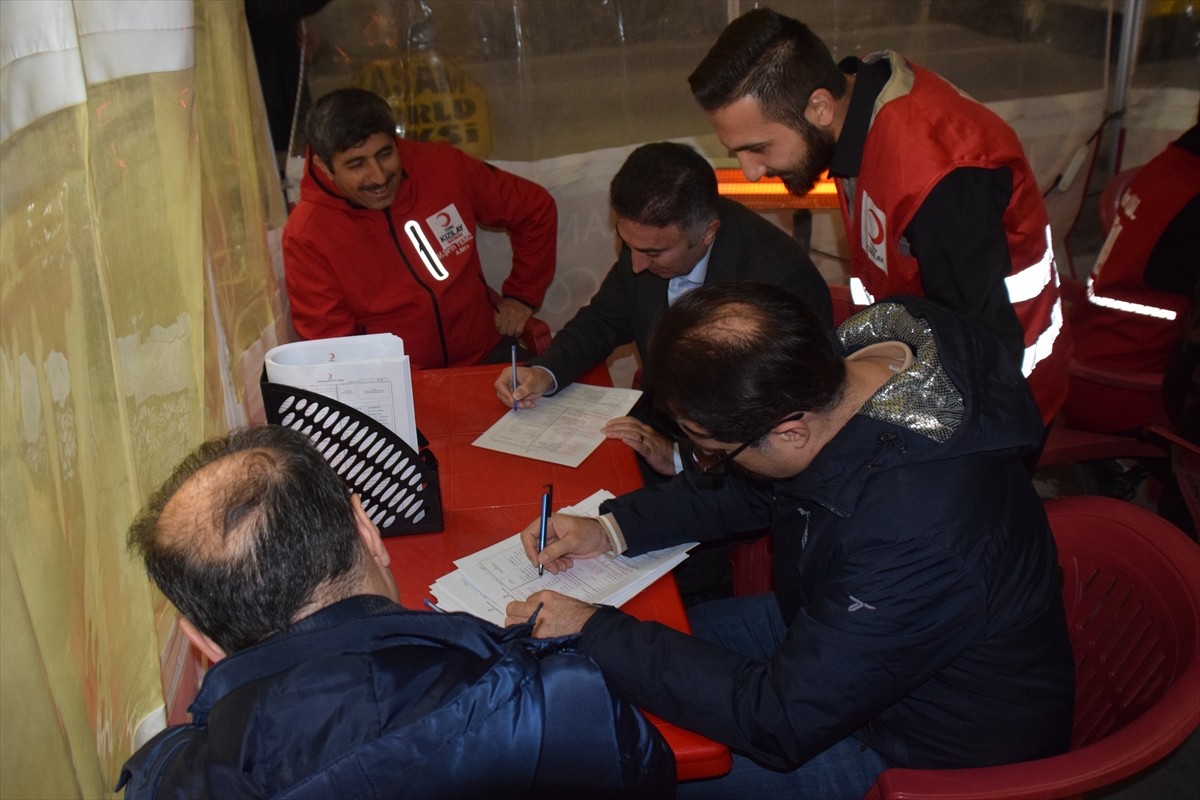 Batman Üniversitesi Rektörü Demir'den Kan Bağışı Örneği