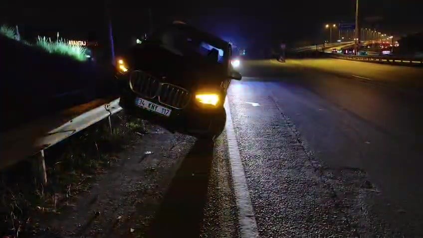 Manavgat’ta kontrolden çıkan BMW bariyerlerin üzerinde asılı kaldı