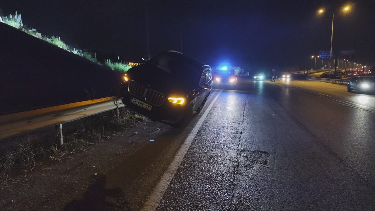 Manavgat’ta kontrolden çıkan BMW bariyerlerin üzerinde asılı kaldı